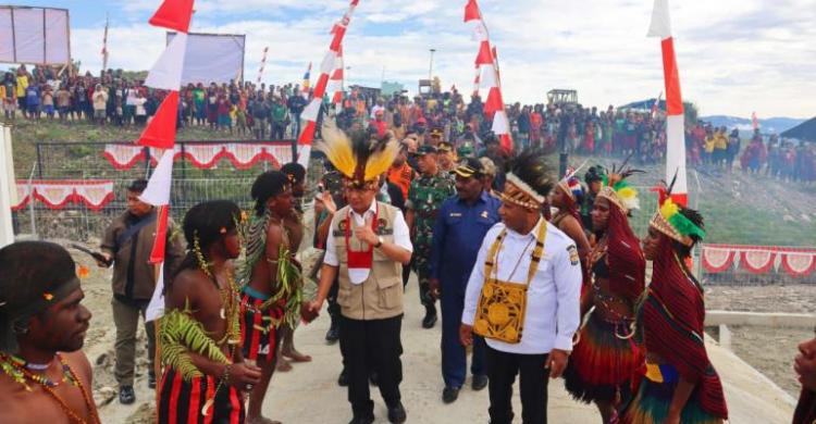 Antisipasi Bencana Kelaparan, Menko PMK Resmikan Gudang Logistik di Papua Tengah