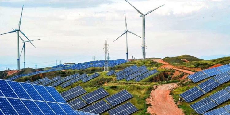 Menavigasi Investasi Energi Terbarukan untuk Masa Depan Indonesia Berkelanjutan