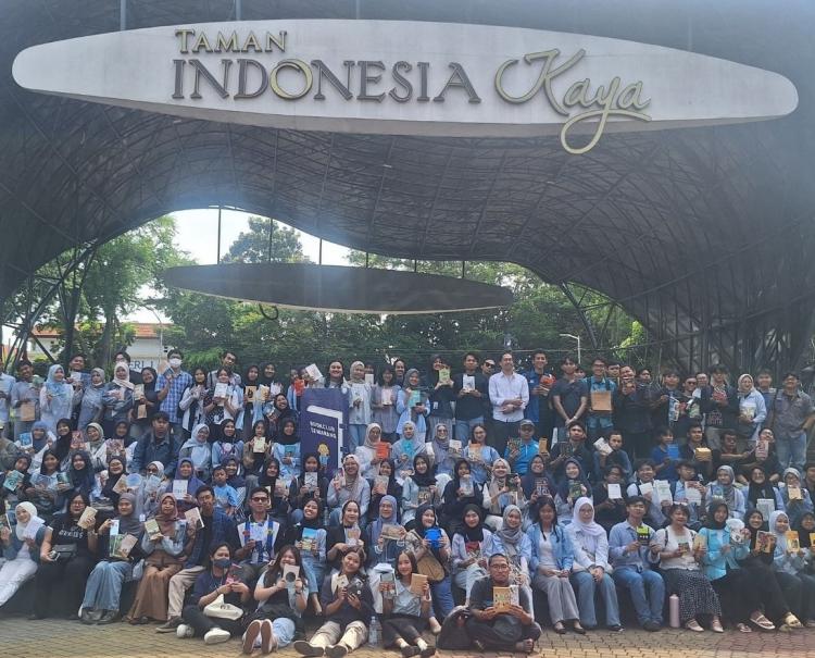 Scroll vs Halaman: Book Club Semarang Pertahankan Budaya Literasi di ...