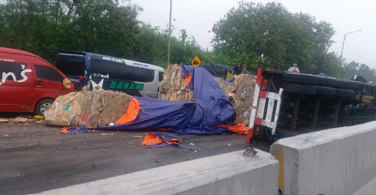 17 Mobil Tabrakan Di Tol Cipularang, 1 Tewas, 27 Luka-luka