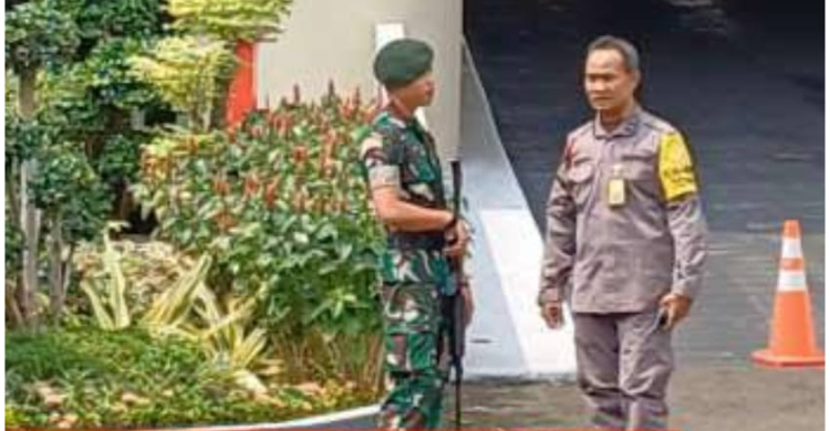 2 Peleton TNI Gantian Jaga Kejaksaan Agung