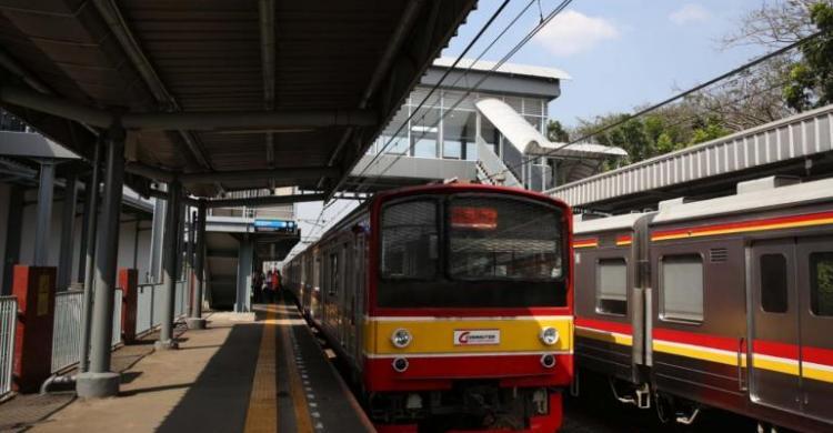 Ada Pohon Tumbang, KRL Rangkasbitung-Tanah Abang Cuma Sampai Stasiun ...