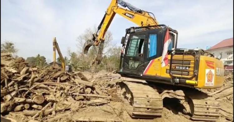 Alat Berat Belokkan Aliran Sungai, Tanggul Tak Meluap ke Permukiman di Aceh