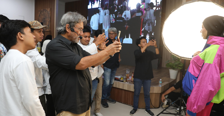 AMANAH Hadirkan Darwis Triadi Di One Day Class Photography Di Aceh