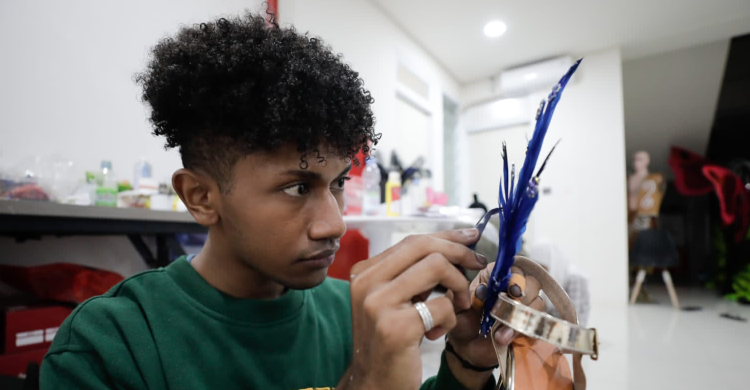 Anak Muda PYCH Merancang Busana Untuk Papua Street Carnival Kemenparekraf
