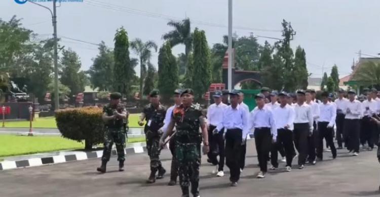 Siswa Bermasalah Masuk Barak Militer, Pakar Unair: Ada Potensi Pelanggaran Hak Anak - Pendidikan ...