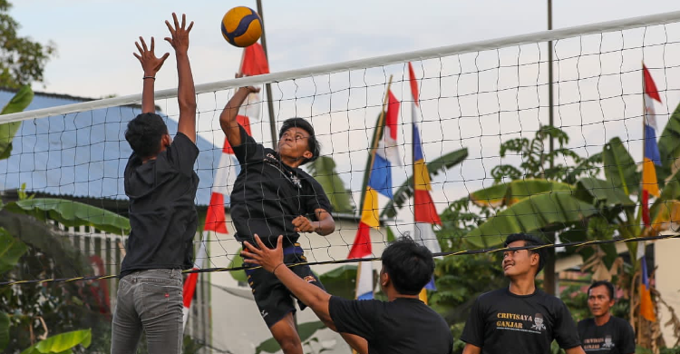 Crivisaya Ganjar Gelar Kegiatan Main Voli Bareng Warga Desa
