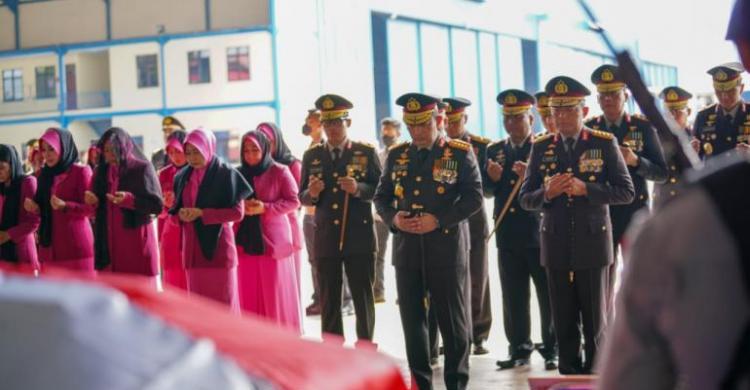 Bentuk Penghormatan, Kapolri Pimpin Langsung Pelepasan Personel Korban ...