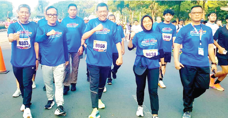 Berbaur Di Lintasan Sudirman Wamenaker Jalan Santai Jelang Perayaan MayDay