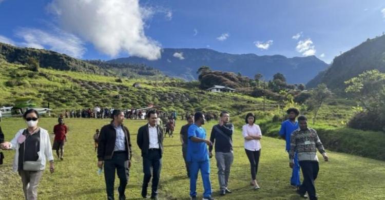 Berkunjung Ke Sekolah & Klinik Pedalaman Papua Terisolir, Guru & Suster ...