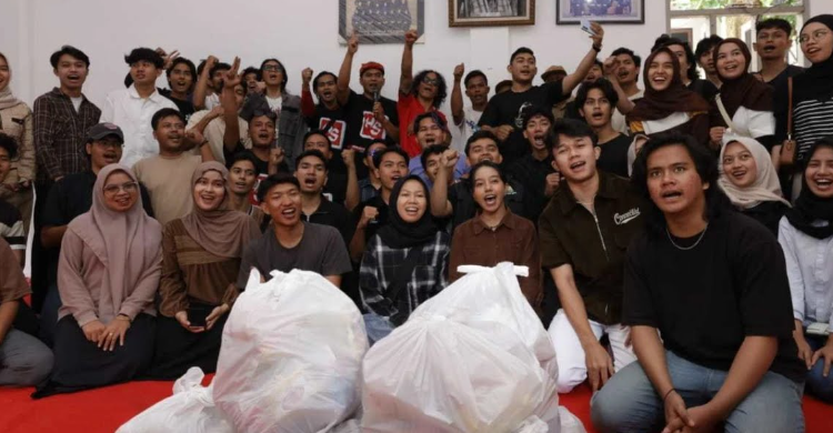 Bersama Slank, Bos HS Salurkan Bantuan Bagi Mahasiswa Sumatera Di Semarang