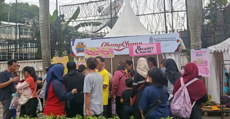 Booth Chomp Chomp Mallow & Beauty Charm Diserbu Pengunjung Di Jakarta Halal
