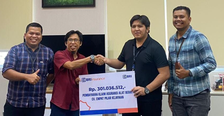 BRI Insurance Bayarkan Klaim Asuransi Alat Berat Rp 300 Juta Di Jambi