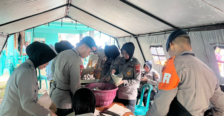 Brimob Bergerak Bantu Evakuasi Korban Banjir dan Longsor di Jateng