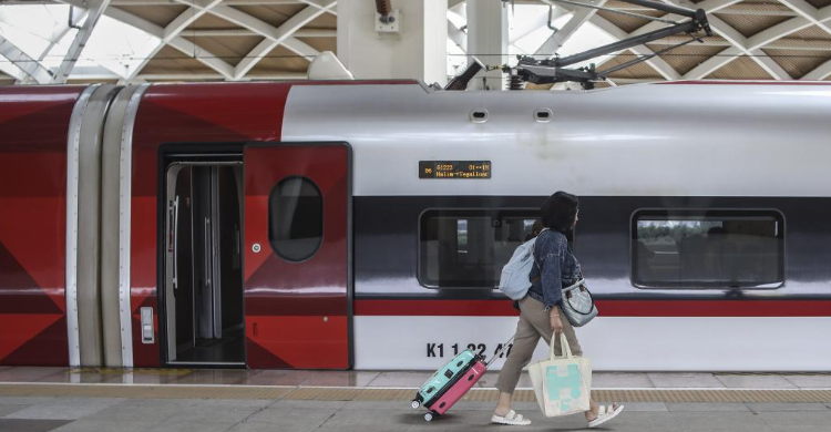 Buktikan Keandalan Whoosh, 8 Bos Kereta Api ASEAN Jajal Kereta Cepat ...