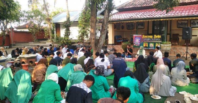 Buku Hijrah Berkali-Kali Ala Denny JA Didiskusikan Di Puri Buleleng Bali