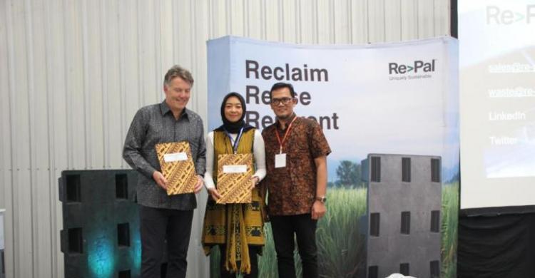 Danone Kembangkan Palet Plastik dari Label Bekas AQUA