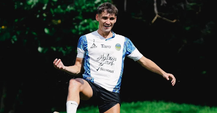 Deri Corfe, Striker Serbabisa Tinggalkan Laskar Mataram