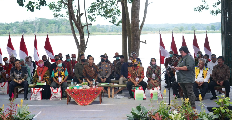 Di Depan Jokowi, Menteri Siti Laporkan SK Perhutanan Sosial