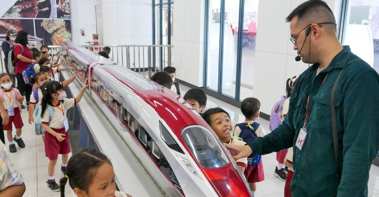 Dibanderol 100 Ribu, Whoosh Edutrip Sukses Libatkan 25 Sekolah & 1.500 ...