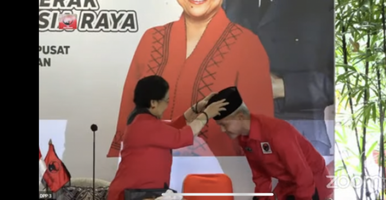 Dicapreskan PDIP, Mega Pakaikan Ganjar Peci: Simbol Rakyat Indonesia