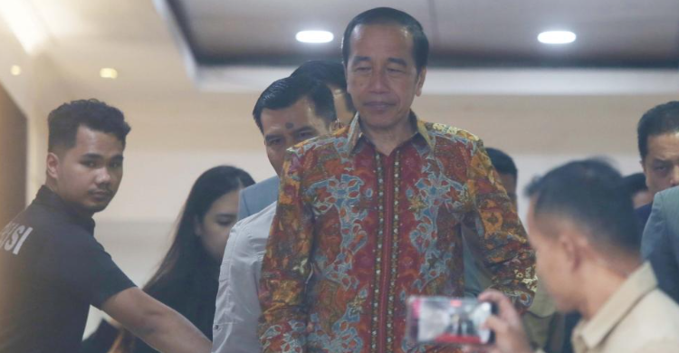 Jokowi Serahkan Ijazah Asli ke Polisi