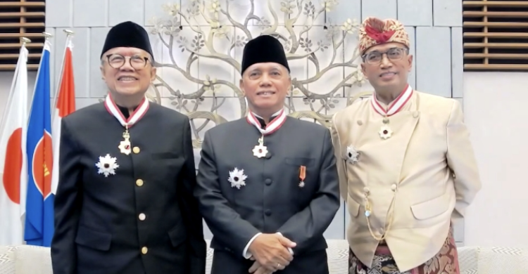 Dipo Alam, Hatta Rajasa, Dan Budi Karya Terima Penghargaan Dari Kaisar ...