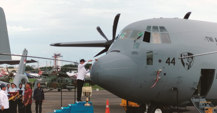 Disaksikan Jokowi, Menhan Prabowo Serahkan Super Hercules C-130J-30 Ke TNI AU
