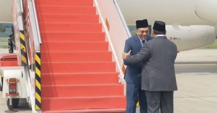 Tiba Di Jakarta, Prabowo Sambut PM Anwar langsung Di Depan Tangga Pesawat