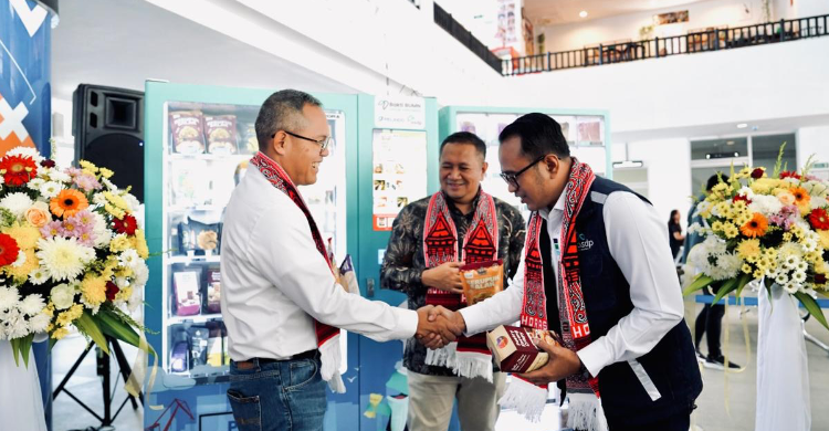 Dorong Ekonomi Digital, Sinergi BUMN Hadirkan Vending Machine UMK di ...