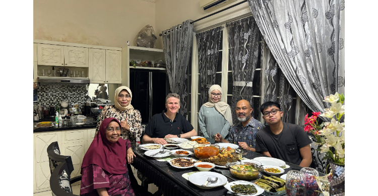 Dubes Australia Rod Brazier Kumpul Bareng Keluarga Angkat Di Makassar