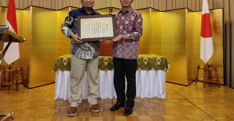 Dubes Jepang Kenji Kanasugi Serahkan Penghargaan Pada Alumni Pekerja Magang
