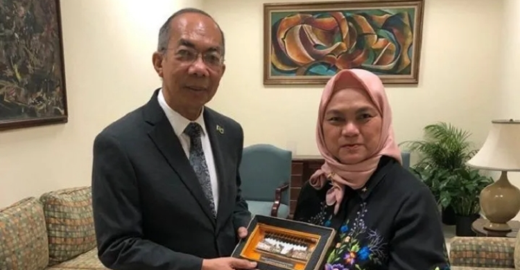 Dubes RI Untuk Kuba Nana Yuliana Tawarkan Pesawat N212i Ke Menhan Jamaika