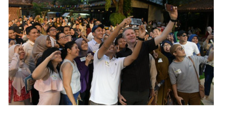 Dubes Roderick Brazier Nikmati Festival Musik Bareng Alumni Australia