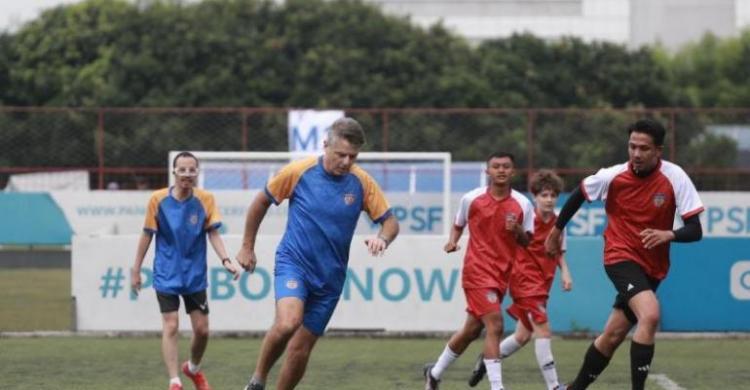 Dubes Uni Eropa Untuk Indonesia Denis Chaibi Lincah Merumput Pake ...