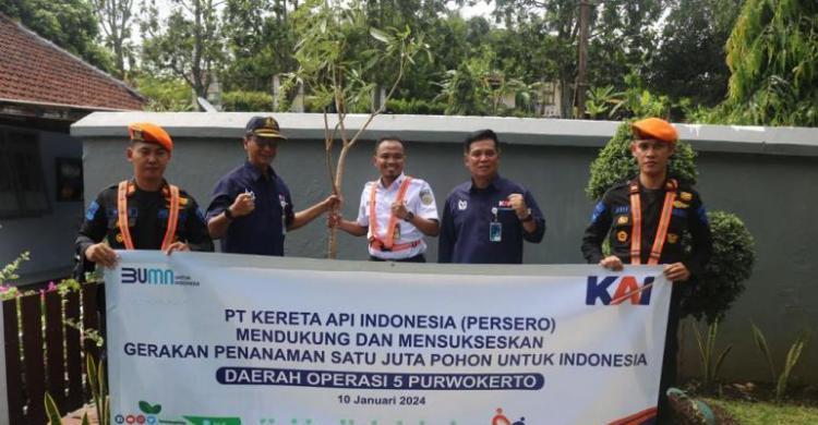 Dukung Kelestarian Lingkungan, KAI Daop 5 Purwokerto Tanam 100 Pohon