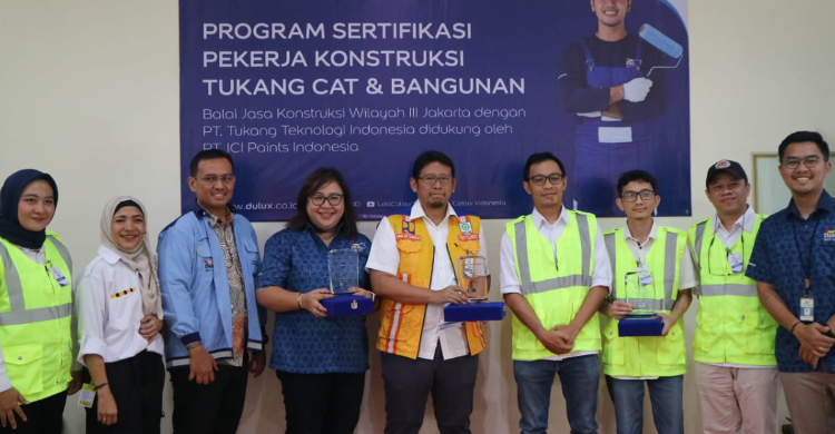 Dulux Bekali Tukang Bangunan Sertifikasi Pekerja Kontruksi