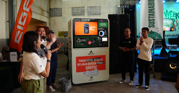EIGER Adventure Gandeng Plasticpay Hadirkan Mesin Pengumpul Plastik