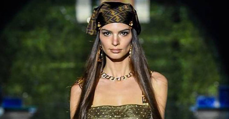 Emily Ratajkowski, Rahasiakan Status Dengan Brad Pitt