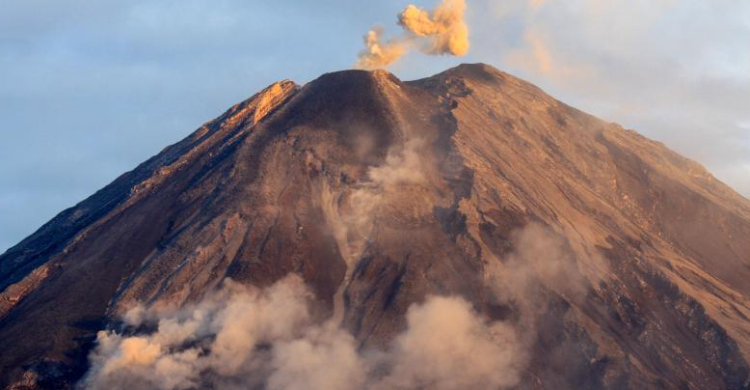 Empat Kali Erupsi, Gunung Semeru Semburkan Kolom Abu Setinggi 800 Meter