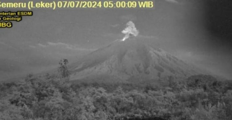 Erupsi lagi, Gunung Semeru Lontaran Letusan Setinggi 1 Km