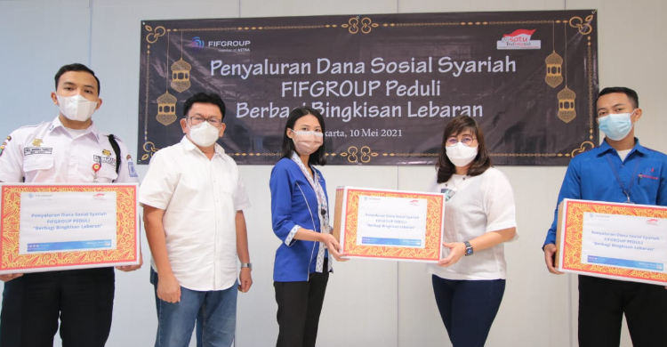FIFGroup Bagikan Bingkisan Lebaran Untuk Warga Dan Mitra