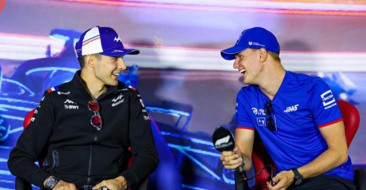 Formula 1, Ocon-Gasly Siap Bergandengan Naik Podium