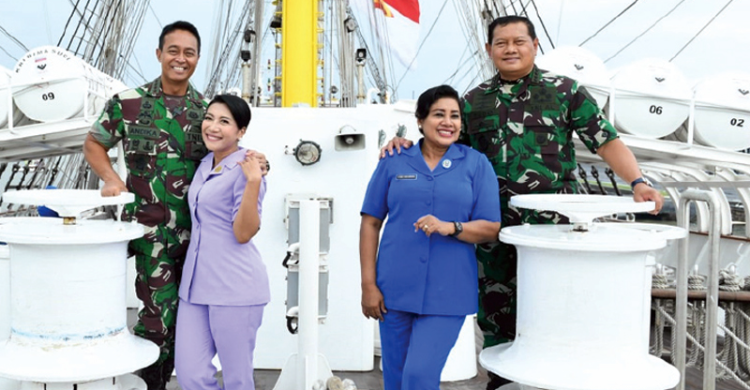 Gandengan Dengan Istri Di Kapal Andika Jenderal Romantis - Hal.2