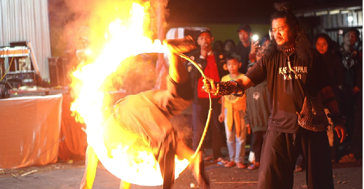 Ganjar Muda Padjajaran Hidupkan Kembali Budaya Permainan Bola Api Di Garut