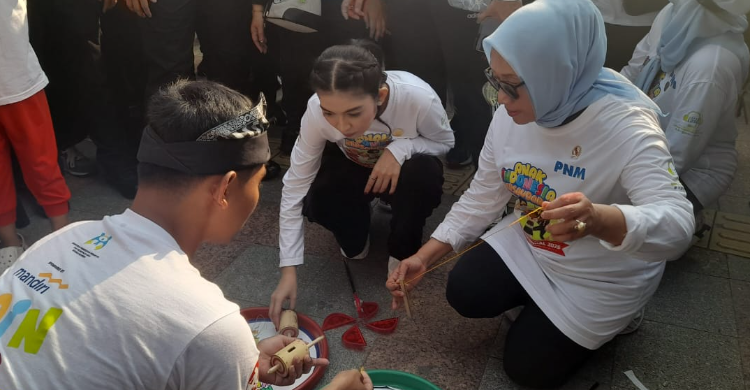 Selvi Menikmati Permainan Tradisional Yang Digelar BPIP