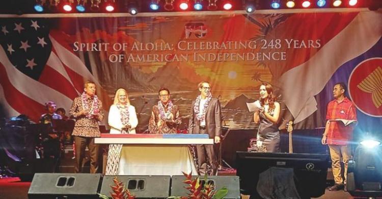 Gelar Perayaan Hari Kemerdekaan AS Ke-248, Baju Tamu Motif Bunga Warnai ...