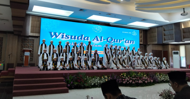 Gelar Wisuda, Elly Risman Kukuhkan 164 Tahfidz Sekolah Islam Al Marjan