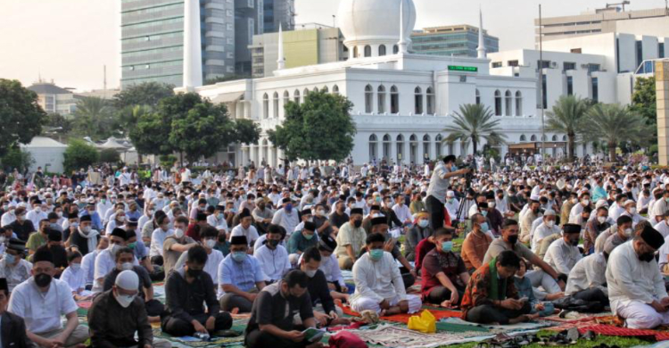 Green Idul Fitri, Please Jangan Pakai Koran Untuk Alas Shalat Ied
