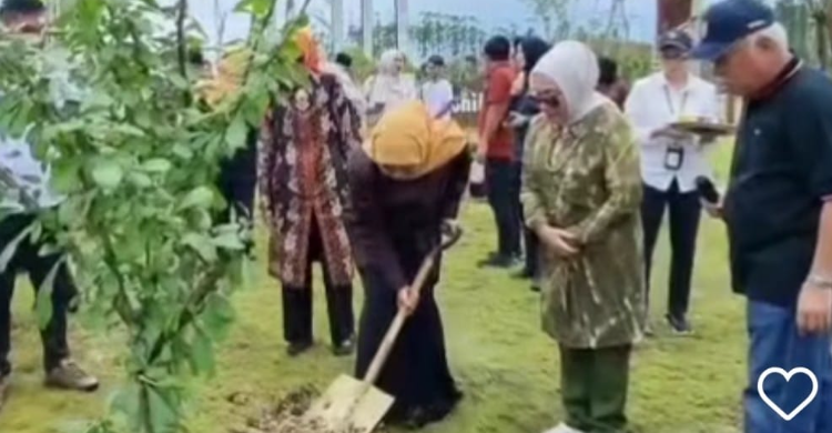 Gubernur Khofifah Tanam Pohon Maja di IKN, Simbol Jatim Gerbang Baru Nusantara
